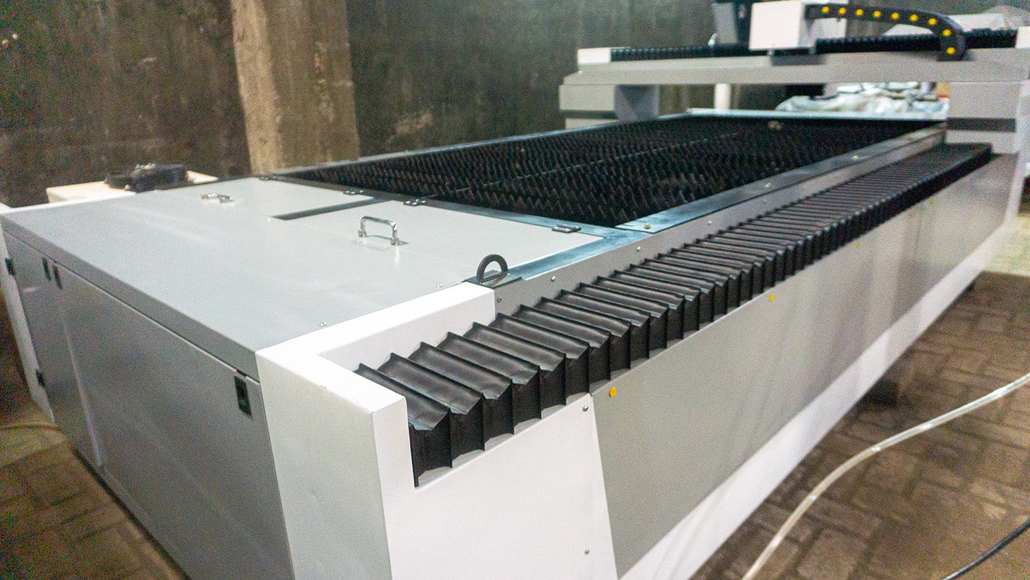 Jual Mesin Laser Cutting Plat Besi Otomatis Merk INSECO