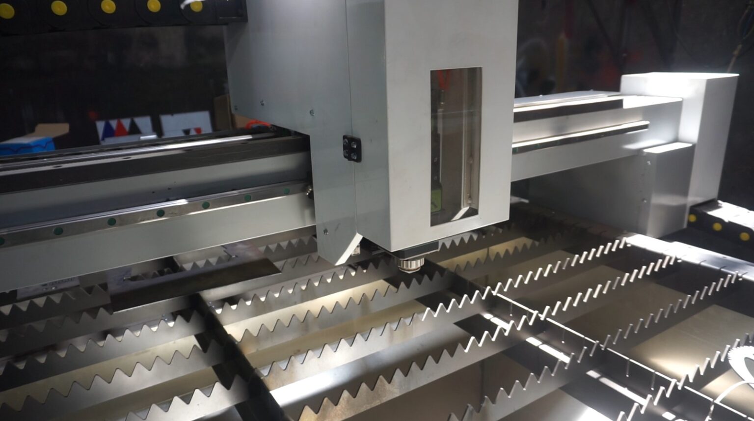 Apa Itu CNC Laser Cutting / Laser Cut ? Pengertian Dan Fungsinya