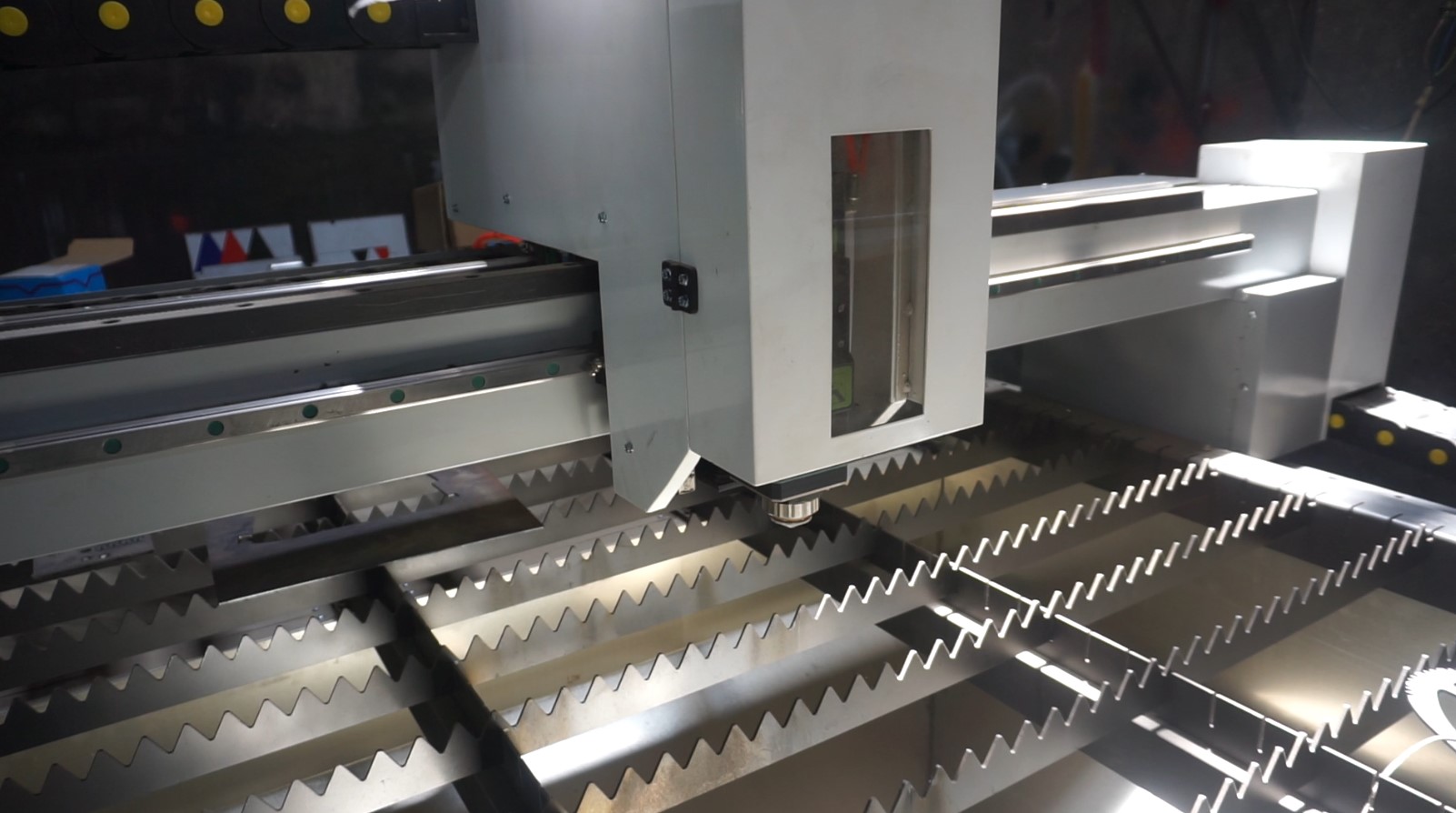 Apa Itu CNC Laser Cutting / Laser Cut ? Pengertian Dan Fungsinya